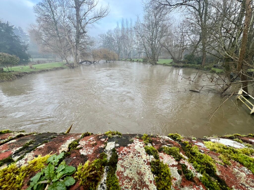 Flooded roads in Wokingham Borough as River Loddon bursts banks – more ...