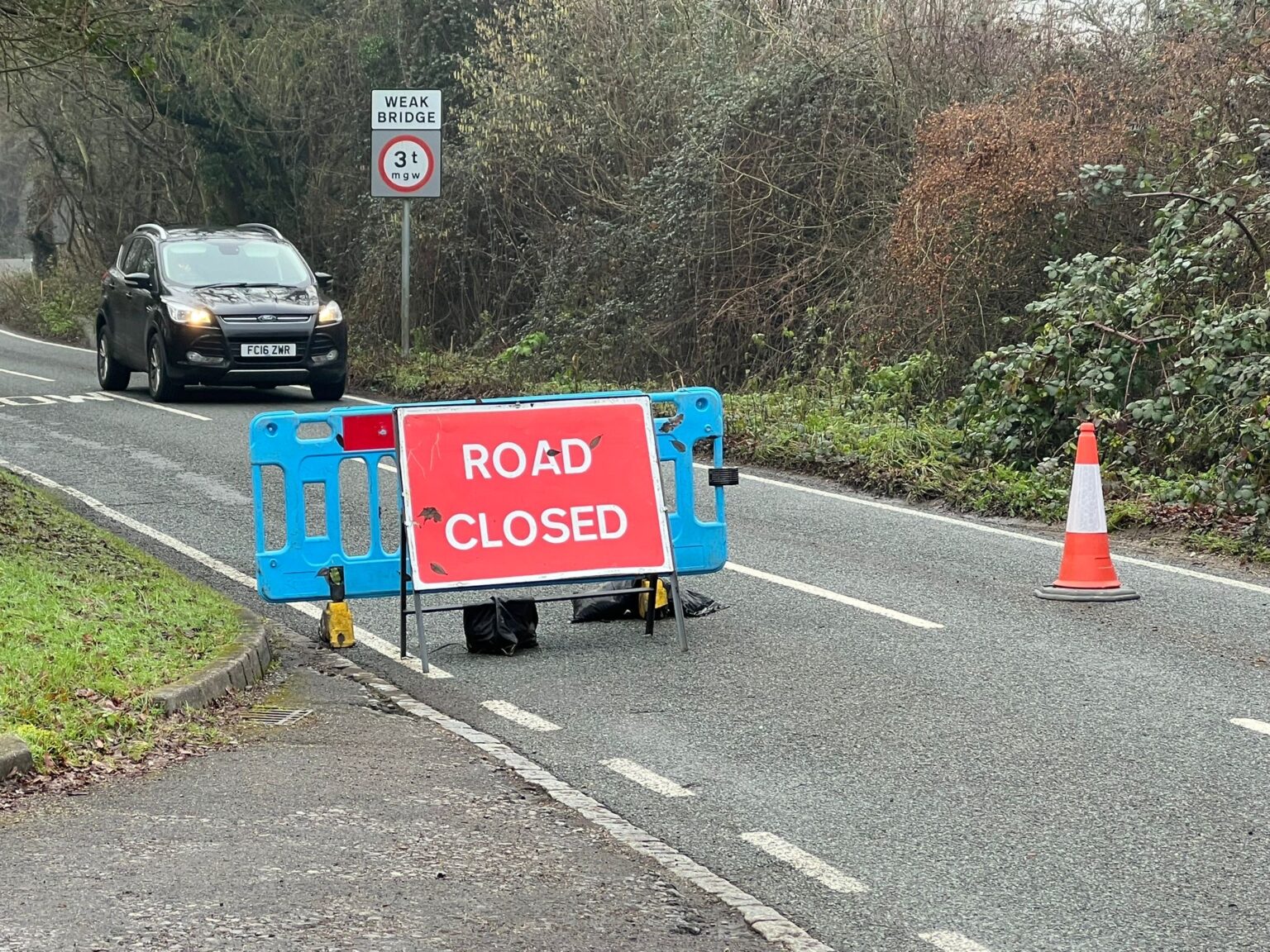 Flooded roads in Wokingham Borough as River Loddon bursts banks – more ...