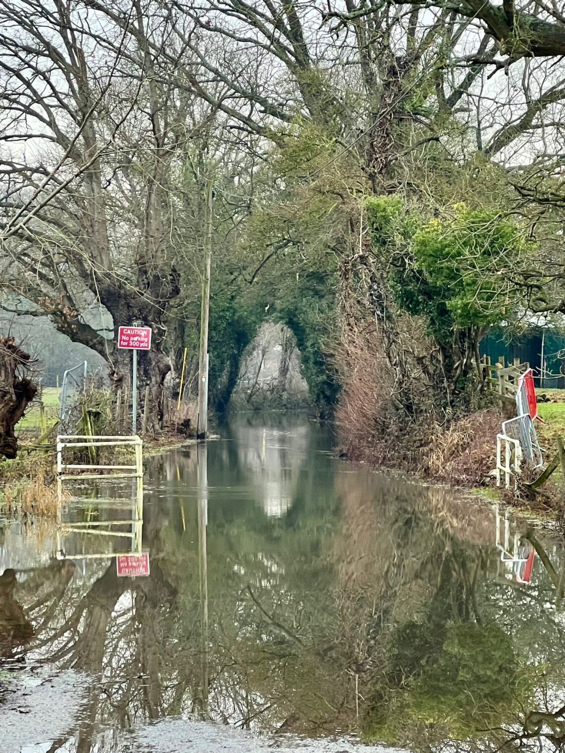 Flooded roads in Wokingham Borough as River Loddon bursts banks – more ...