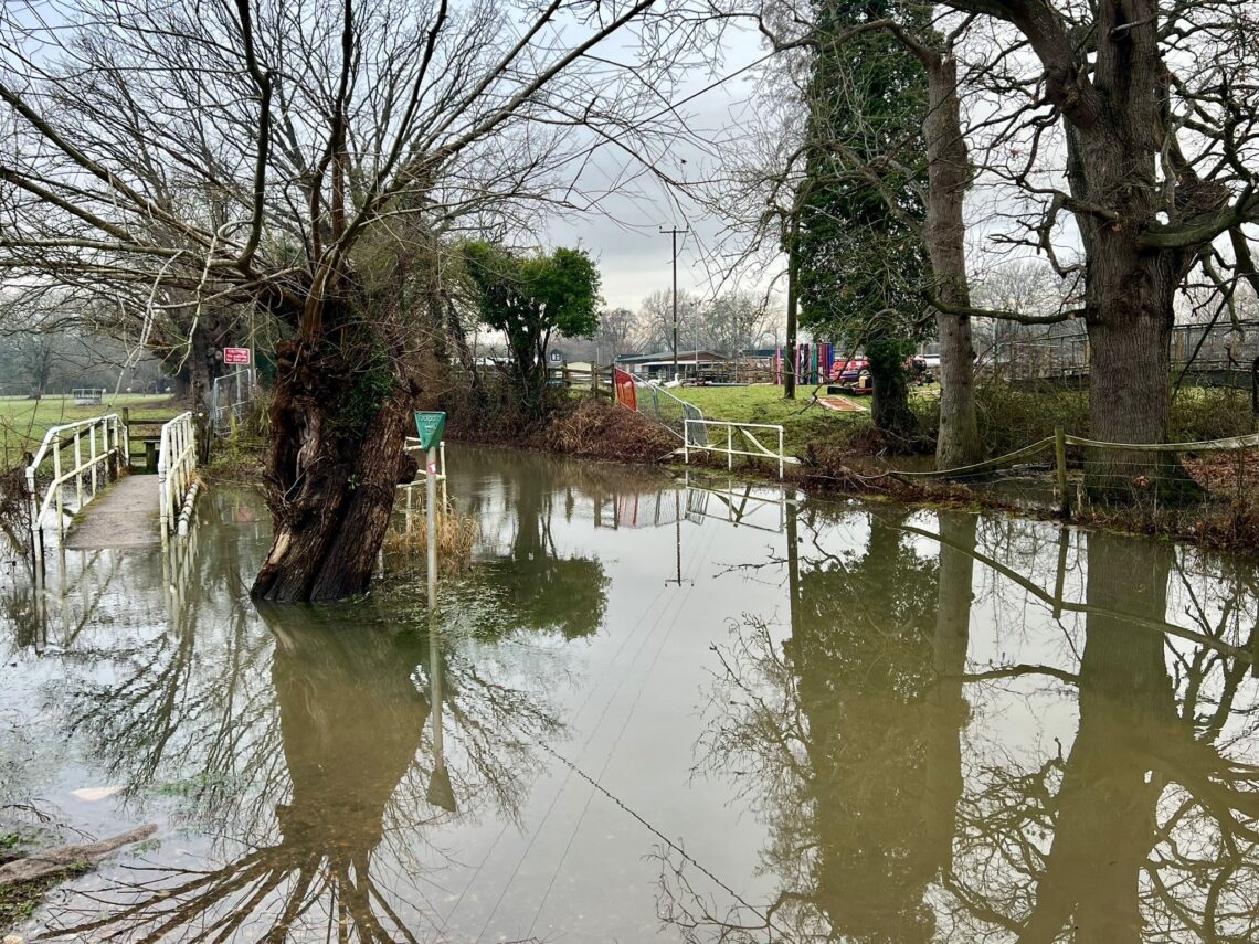 Flooded roads in Wokingham Borough as River Loddon bursts banks – more ...